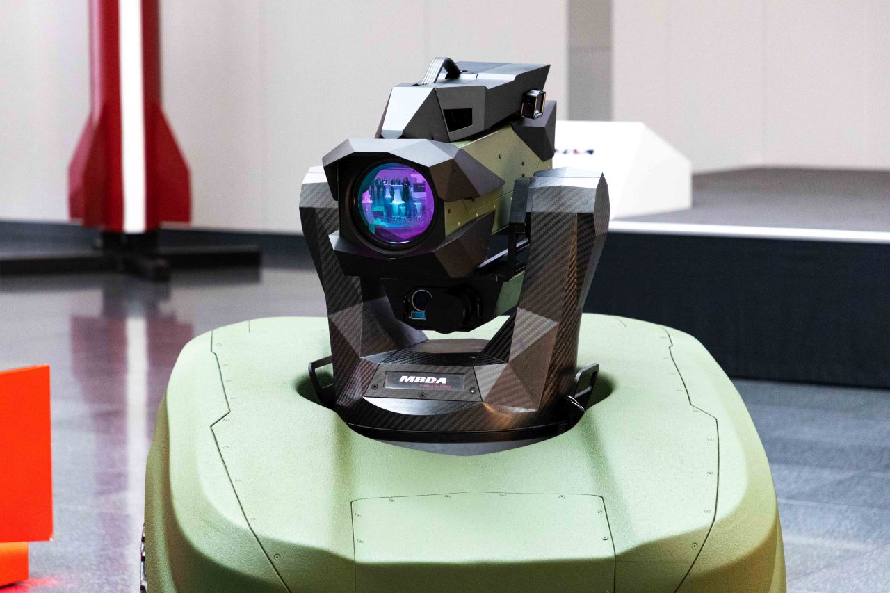 Neues Hochenergie-Laserwaffensystem: Staatssekretär Roland Weigert zu ...