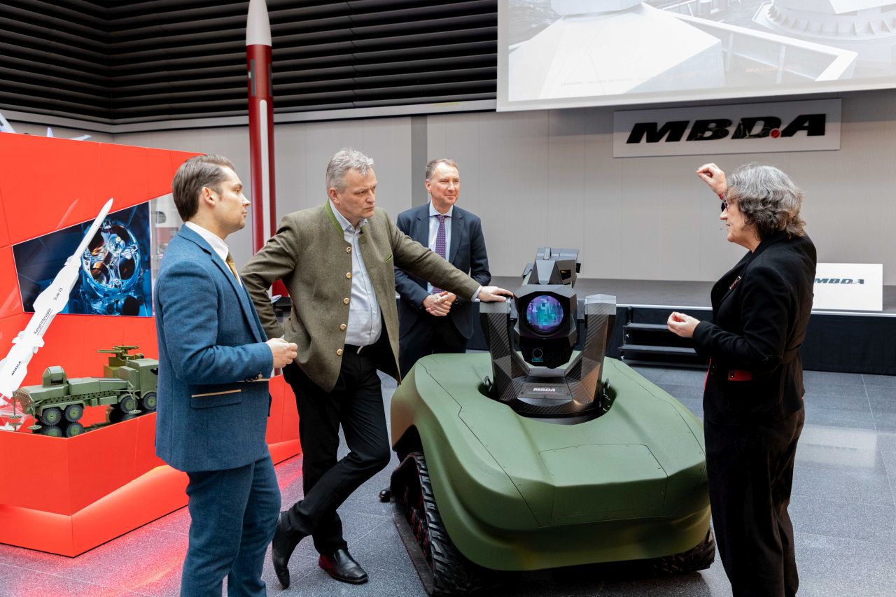 Neues Hochenergie-Laserwaffensystem: Staatssekretär Roland Weigert zu Besuch bei MBDA in ...