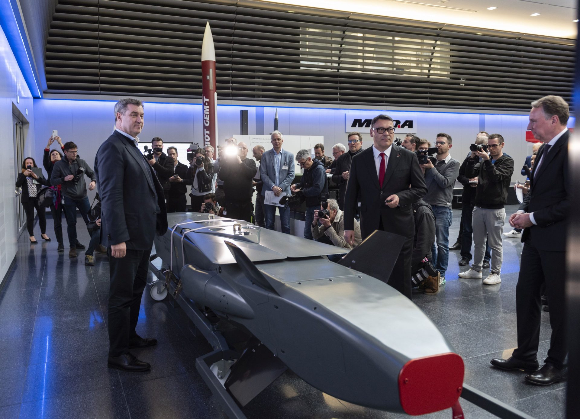 Ministerpräsident Söder zu Besuch bei MBDA Deutschland | Offizielle Pressewebseite der MBDA ...